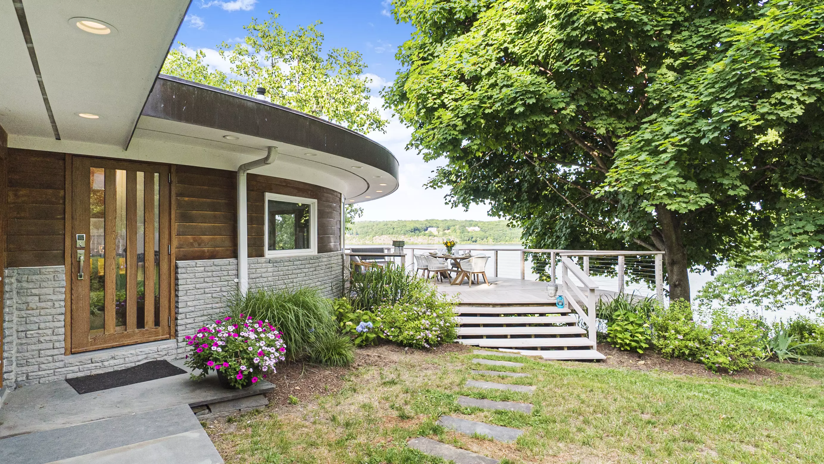 'Suri Rumah Sejati' Luann de Lesseps menyenaraikan rumah bulat Catskillsnya dengan harga $1.15J 6018_2