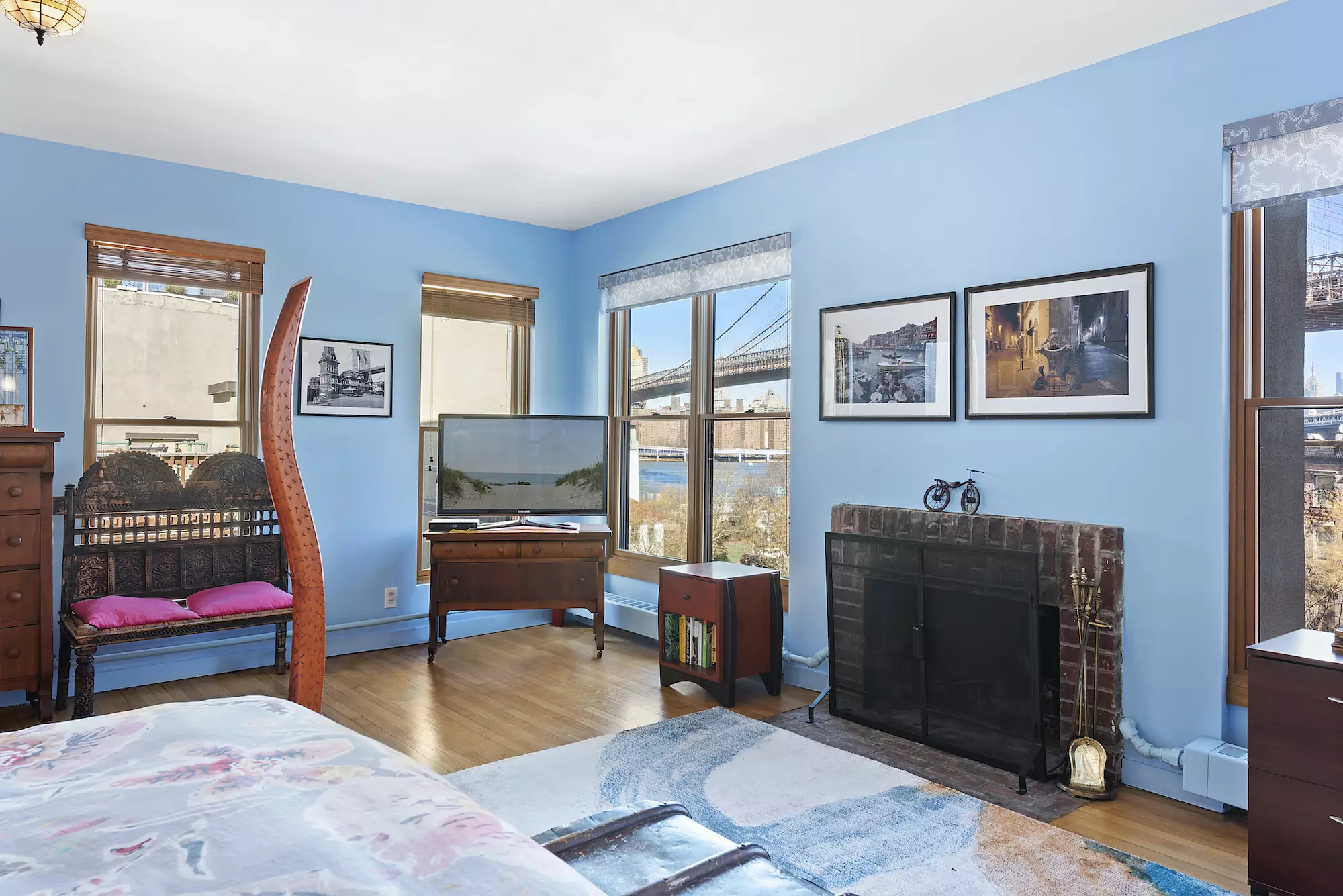 Loteng rumah kereta Brooklyn Heights mempunyai dek bumbung peribadi dan pemandangan Jambatan Brooklyn dengan harga $2.2J 602_8