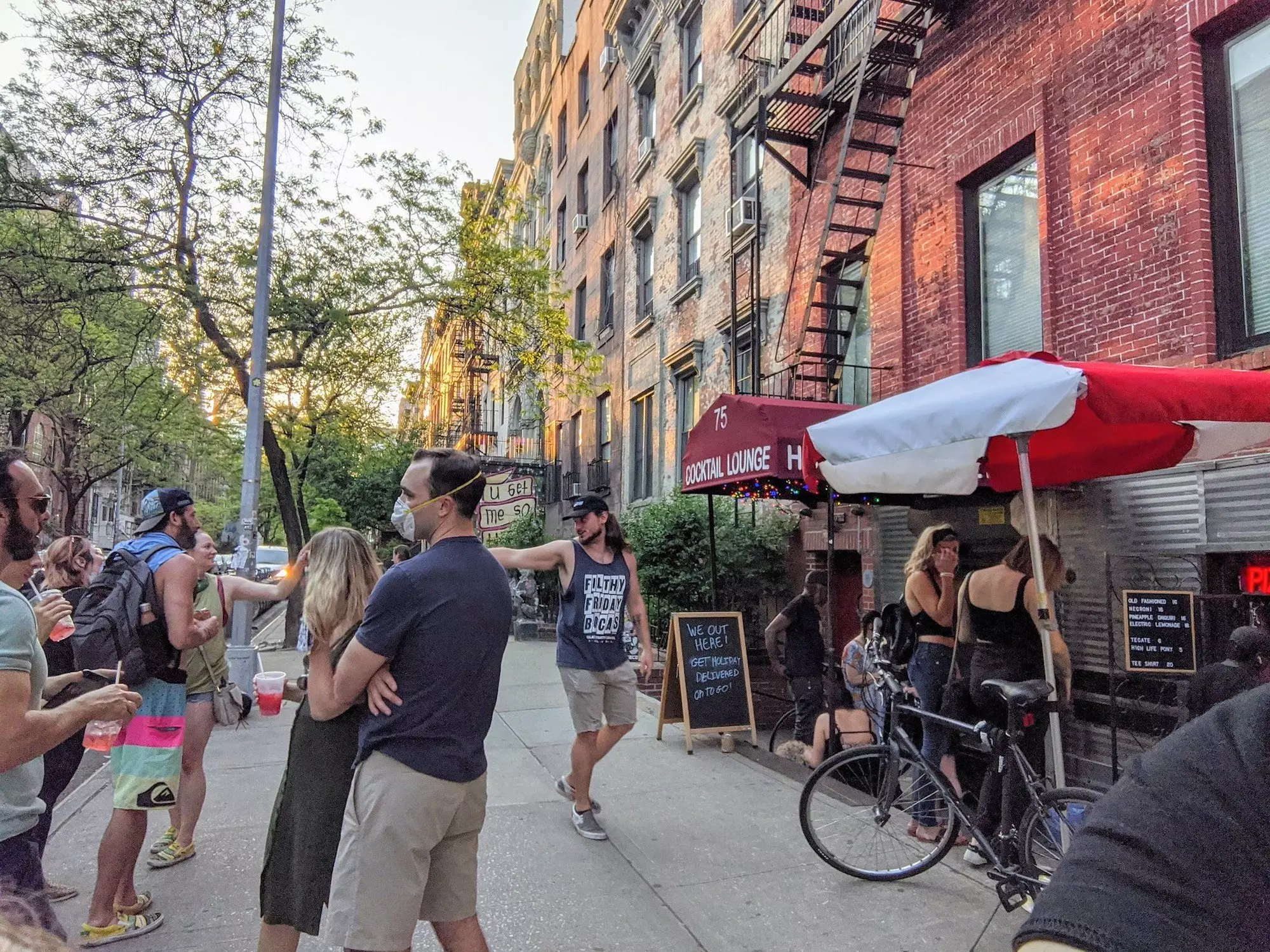 Les bars de New York qui enfreignent les règles de réouverture pourraient perdre leur permis d'alcool ou être contraints de fermer, en vertu d'une nouvelle ordonnance 6052_1