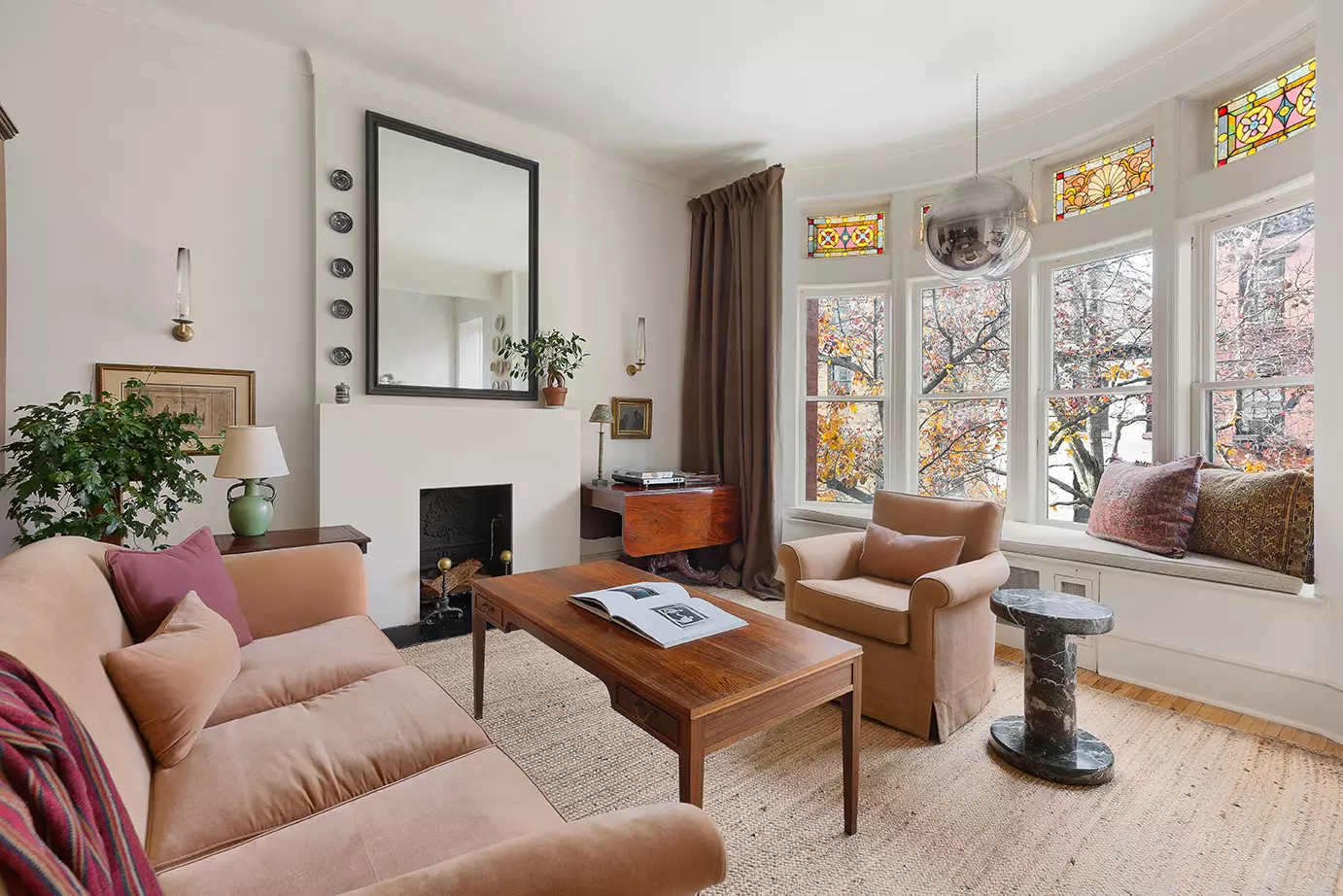 Hevkariya Brooklyn Heights bi pencereya behrê ya balkêş û cama rengîn a orîjînal 825K $ dixwaze 610_1