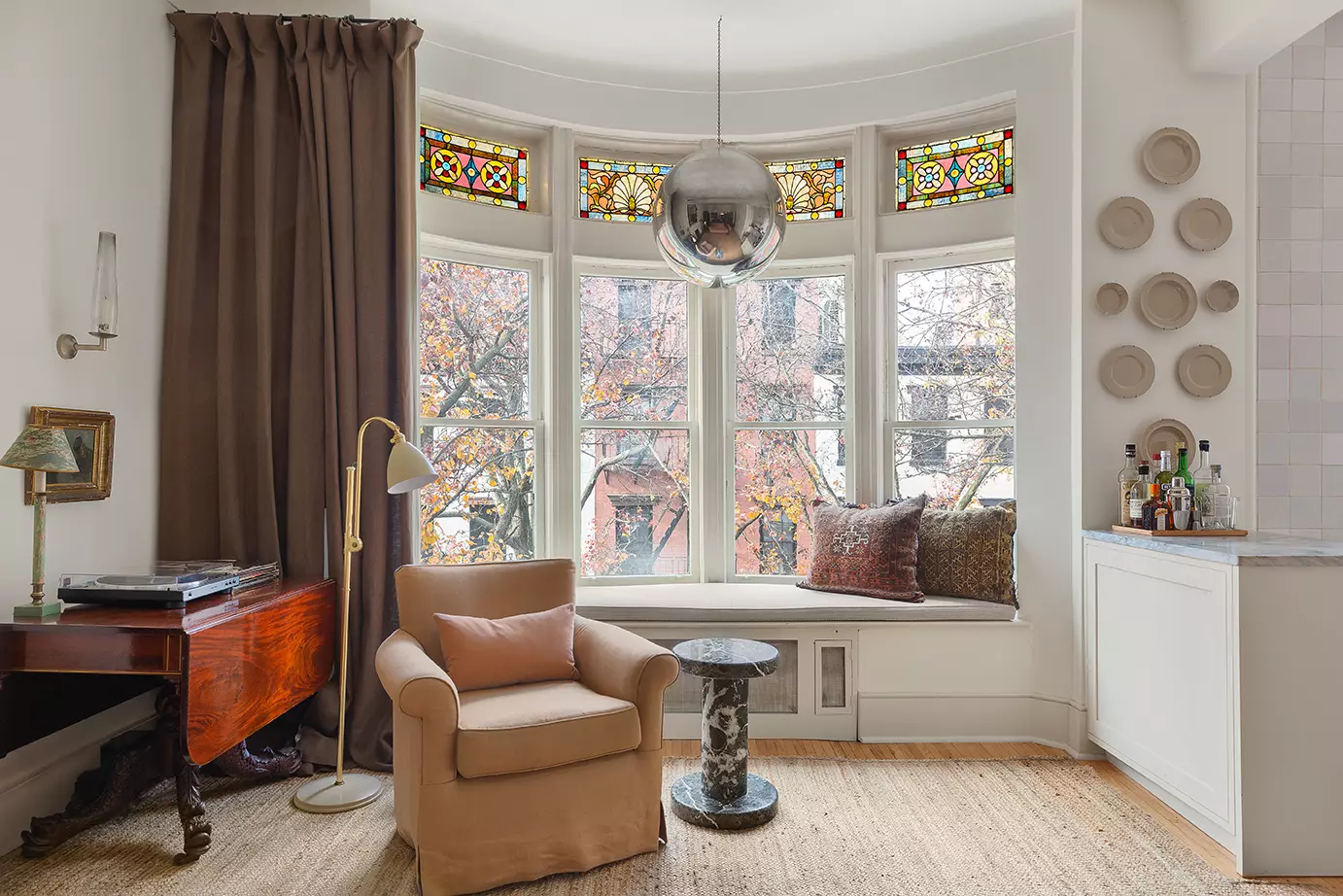 Hevkariya Brooklyn Heights bi pencereya behrê ya balkêş û cama rengîn a orîjînal 825K $ dixwaze 610_2