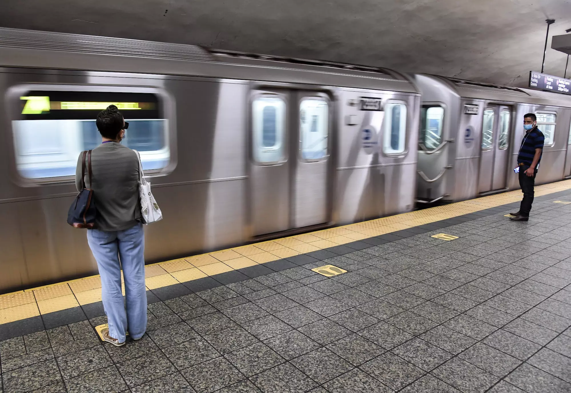 800 000 osób dojeżdżających do pracy przejechało metrem pierwszego dnia ponownego otwarcia Nowego Jorku 6125_2