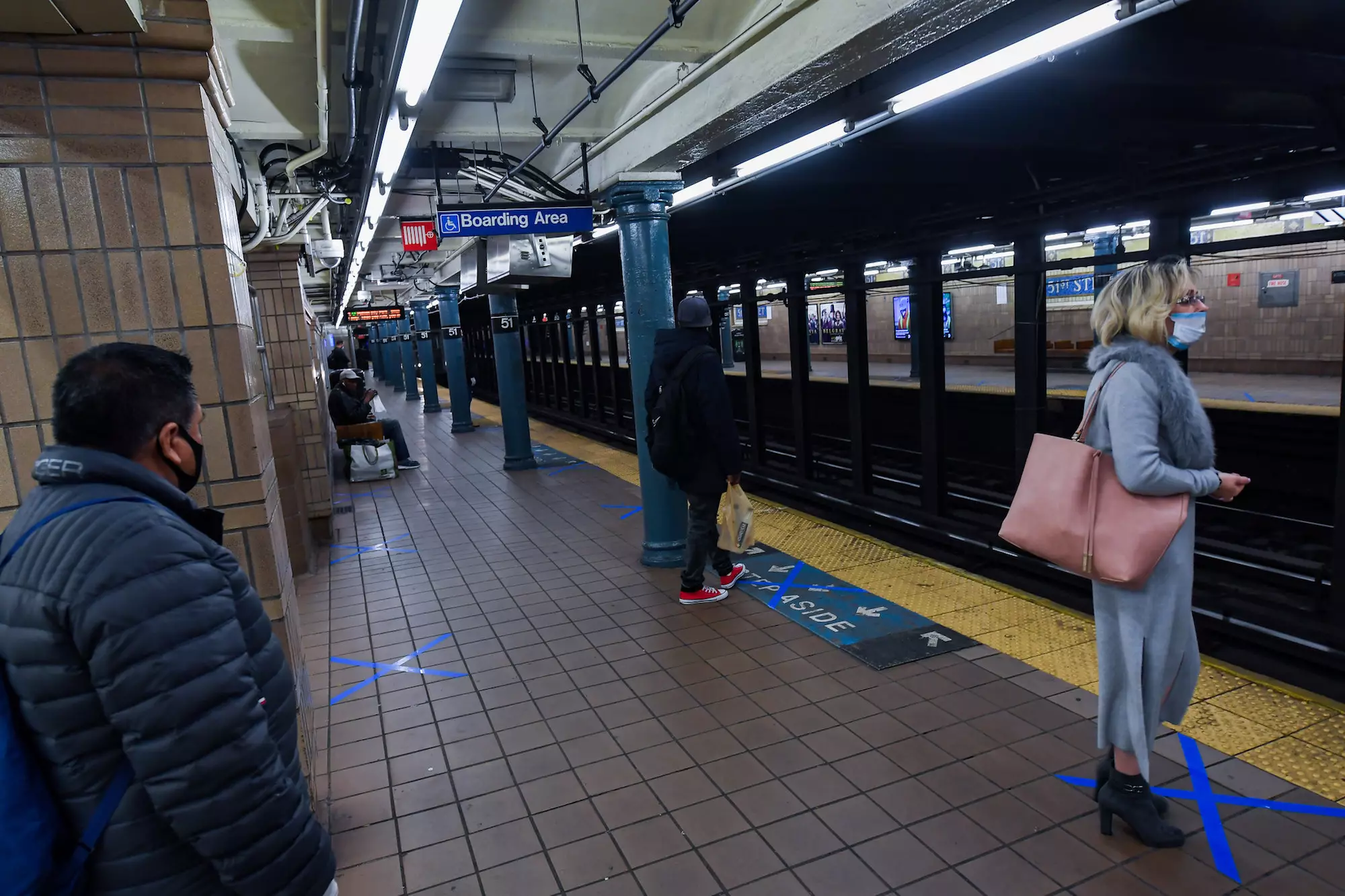 MTA સામાજિક અંતર માર્કર્સ ઉમેરે છે, સબવે અને બસ માટે આરક્ષણ પ્રણાલીને ધ્યાનમાં લે છે 6324_1