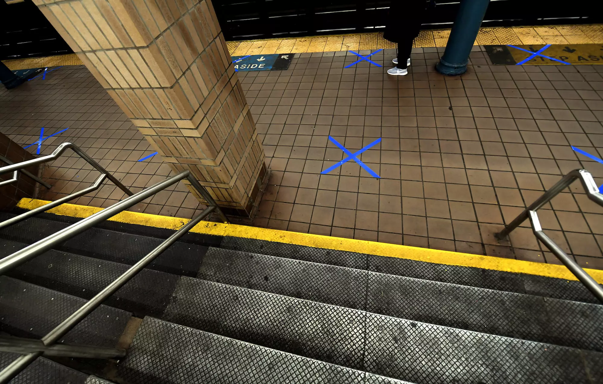 MTA социаль дистанцион маркерлар өсти, метро һәм автобус өчен бронь системасын саный 6324_2