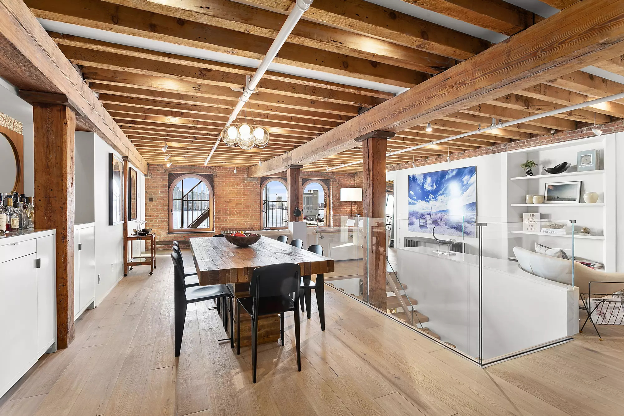 $5.7M Tribeca Co-op ብዙ የጉርሻ ቦታ ያለው ባለ ሁለት ፎቅ ሰገነት ነው። 6378_1