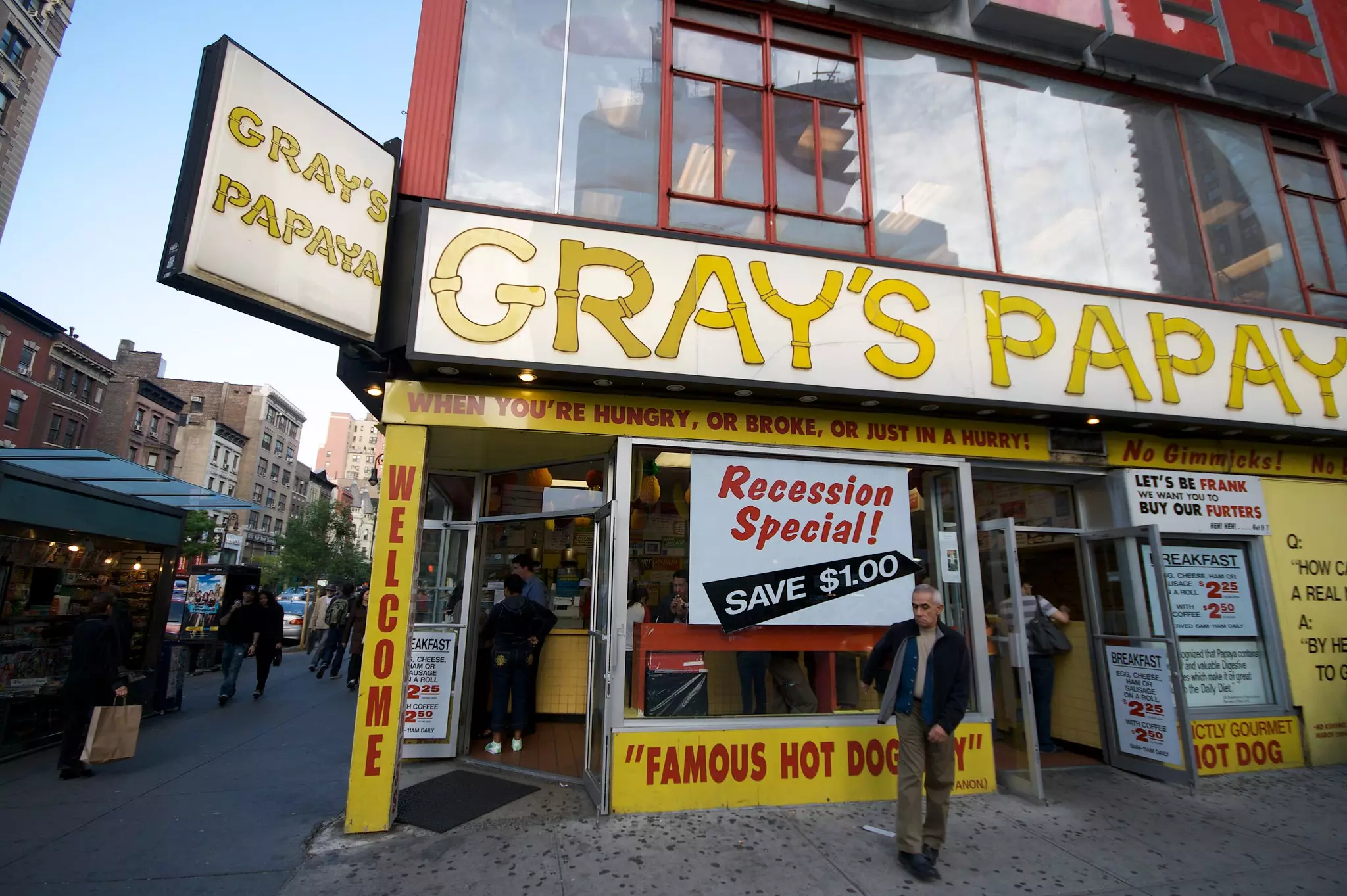 Gray's Papaya, Yukarı Batı Yakası'nda yeni bir sosisli sandviç 'Recession Special' ile yeniden açılıyor 6404_1