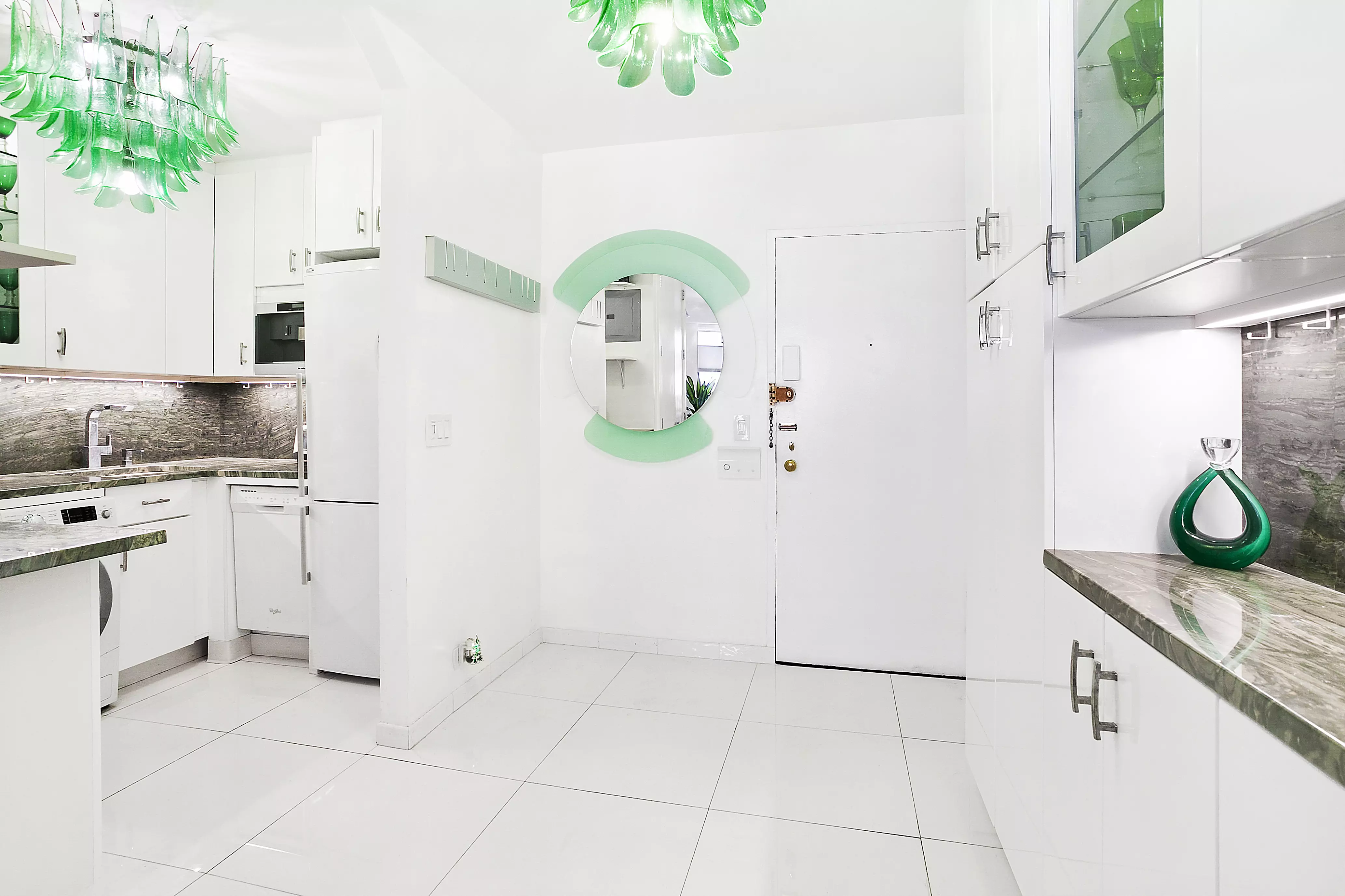 Upper East Side Appartement huet e funky Murphy Bett an e futuristesche White-Box Design fir just $ 350K 6524_2