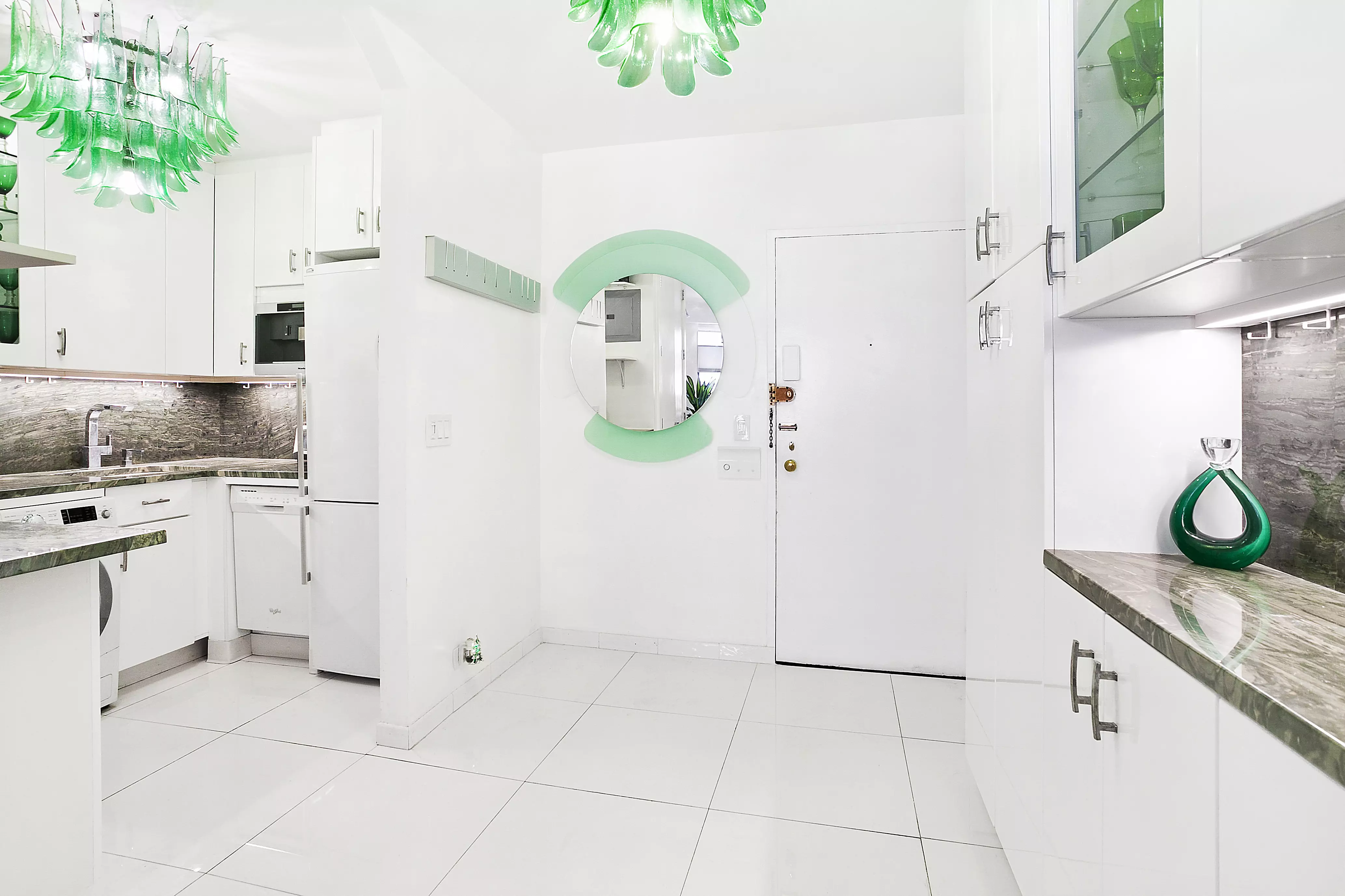 Apartemen Upper East Side memiliki tempat tidur Murphy yang funky dan desain kotak putih futuristik hanya dengan $350K 6524_2