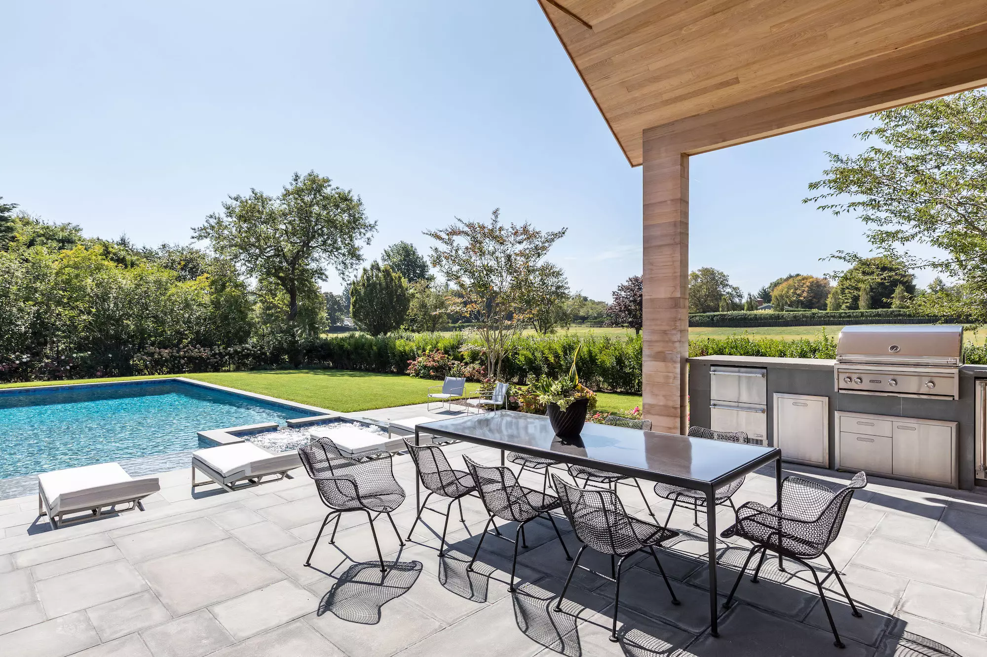 Podeželska hiša Hamptons v vrednosti 6 milijonov dolarjev ima ogromen bazen in morilsko kuhinjsko igro 6558_20