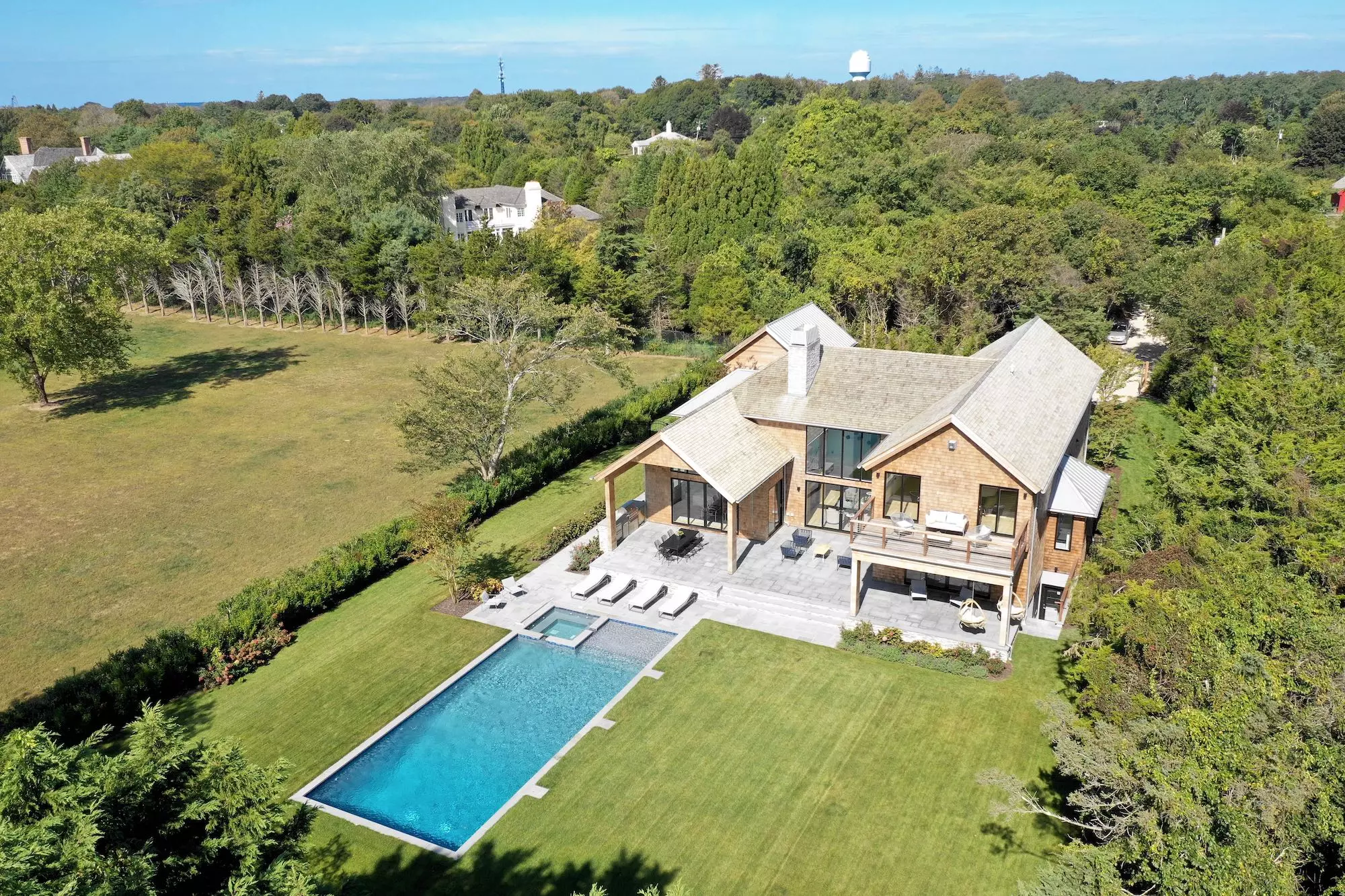 Podeželska hiša Hamptons v vrednosti 6 milijonov dolarjev ima ogromen bazen in morilsko kuhinjsko igro 6558_21