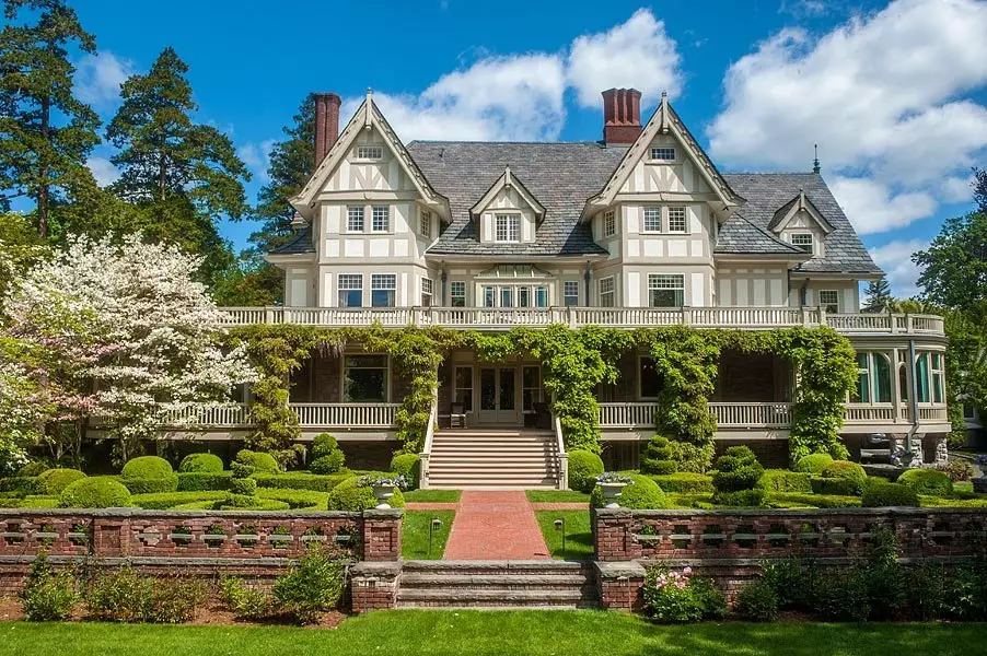 19e-eeuws 'landhuis' in Connecticut heeft Engelse tuinen en een koetsiershuisje voor $ 15,9 miljoen 6614_1