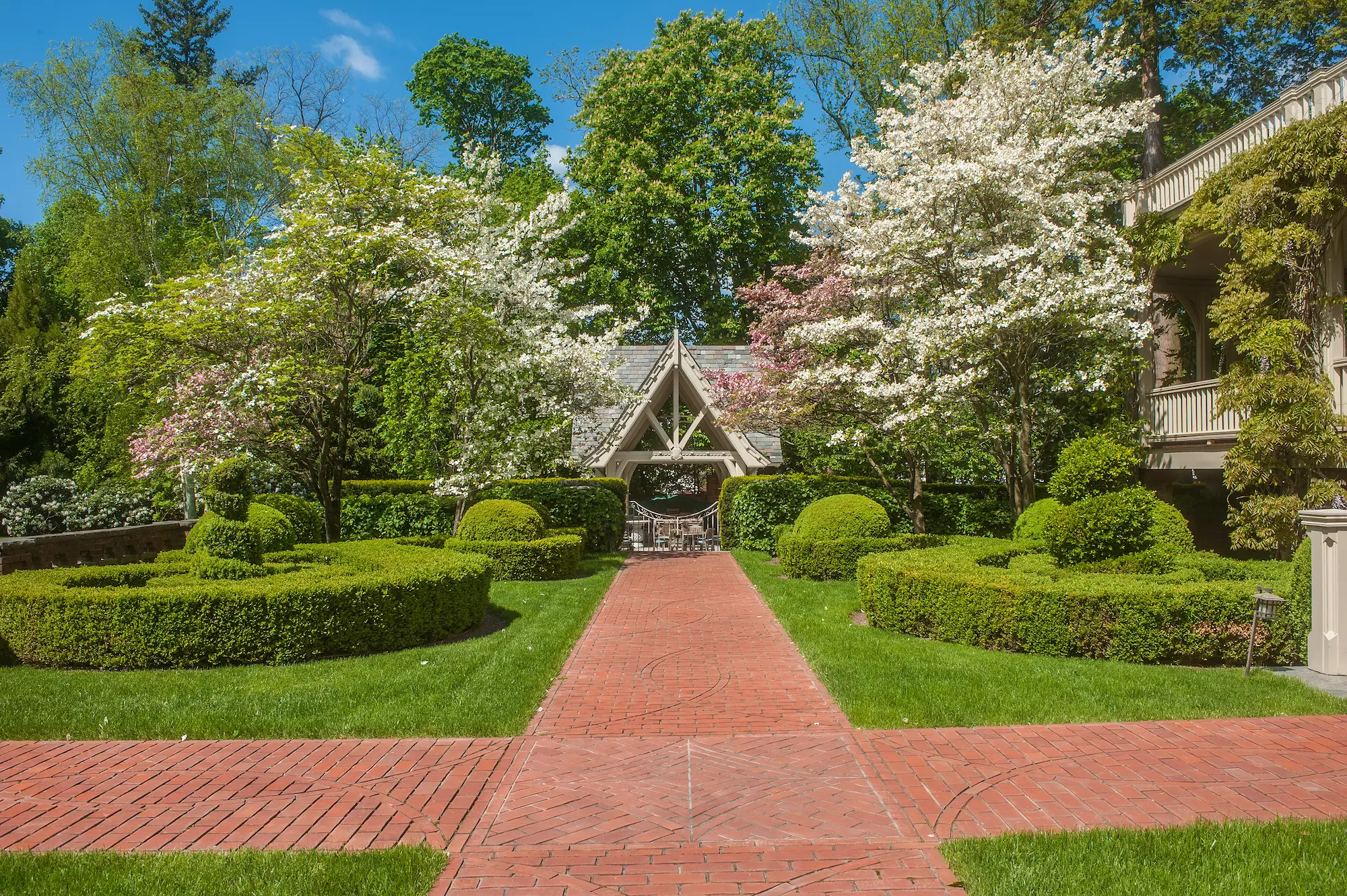 Connecticut 'manor' wazaka za m'ma 1800 ali ndi minda yachingerezi komanso kanyumba ka makochi kwa $15.9M. 6614_20