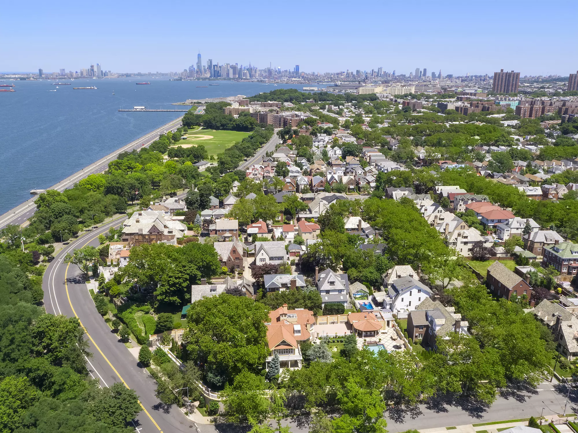 $11.2M Ard-Mhéara Bay Ridge tá vibes Iodálach, sleamhnán uisce, agus cistin lasmuigh 6639_15