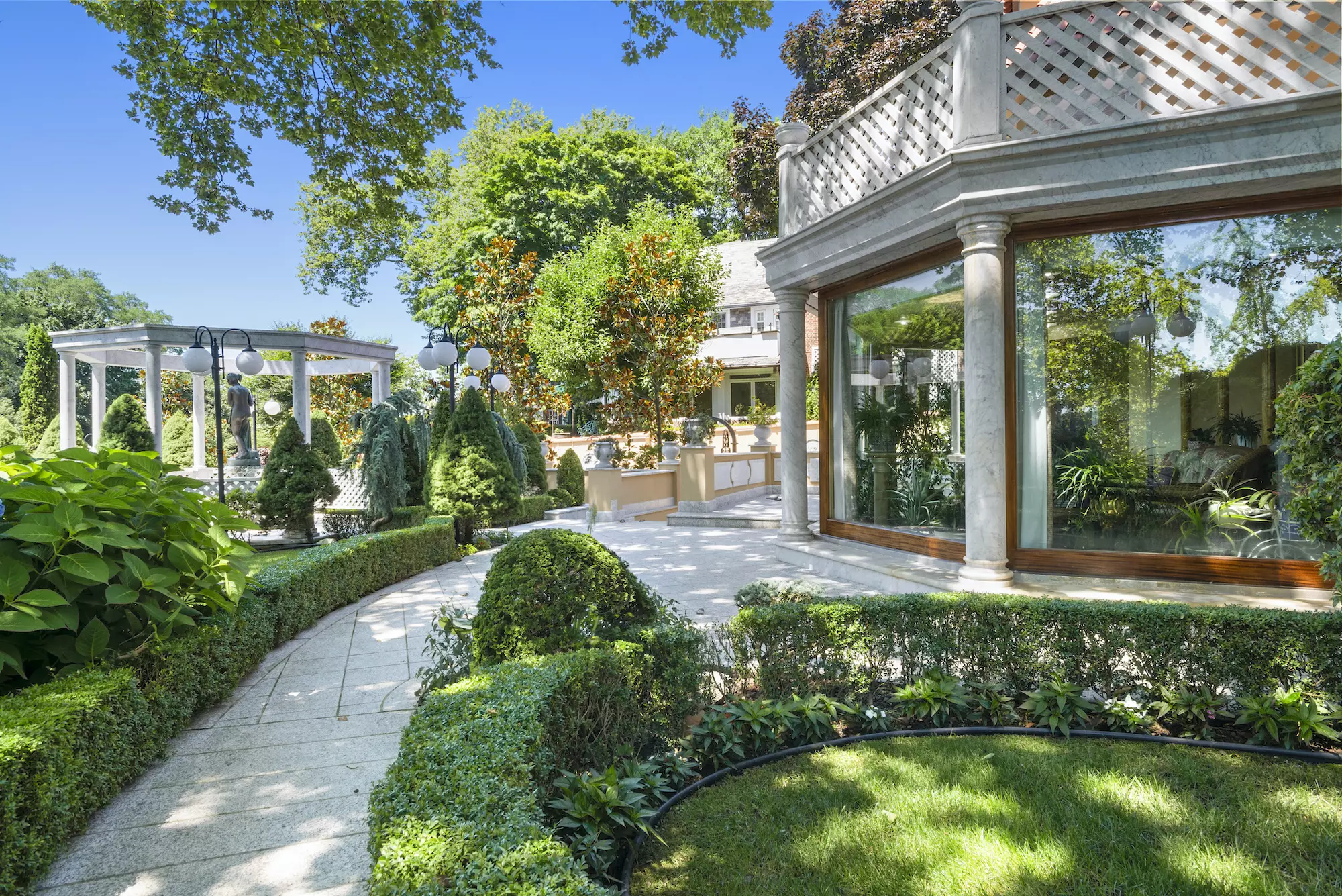 $11.2M Bay Ridge mansion ine Italian vibes, waterslide, uye kicheni yekunze. 6639_4