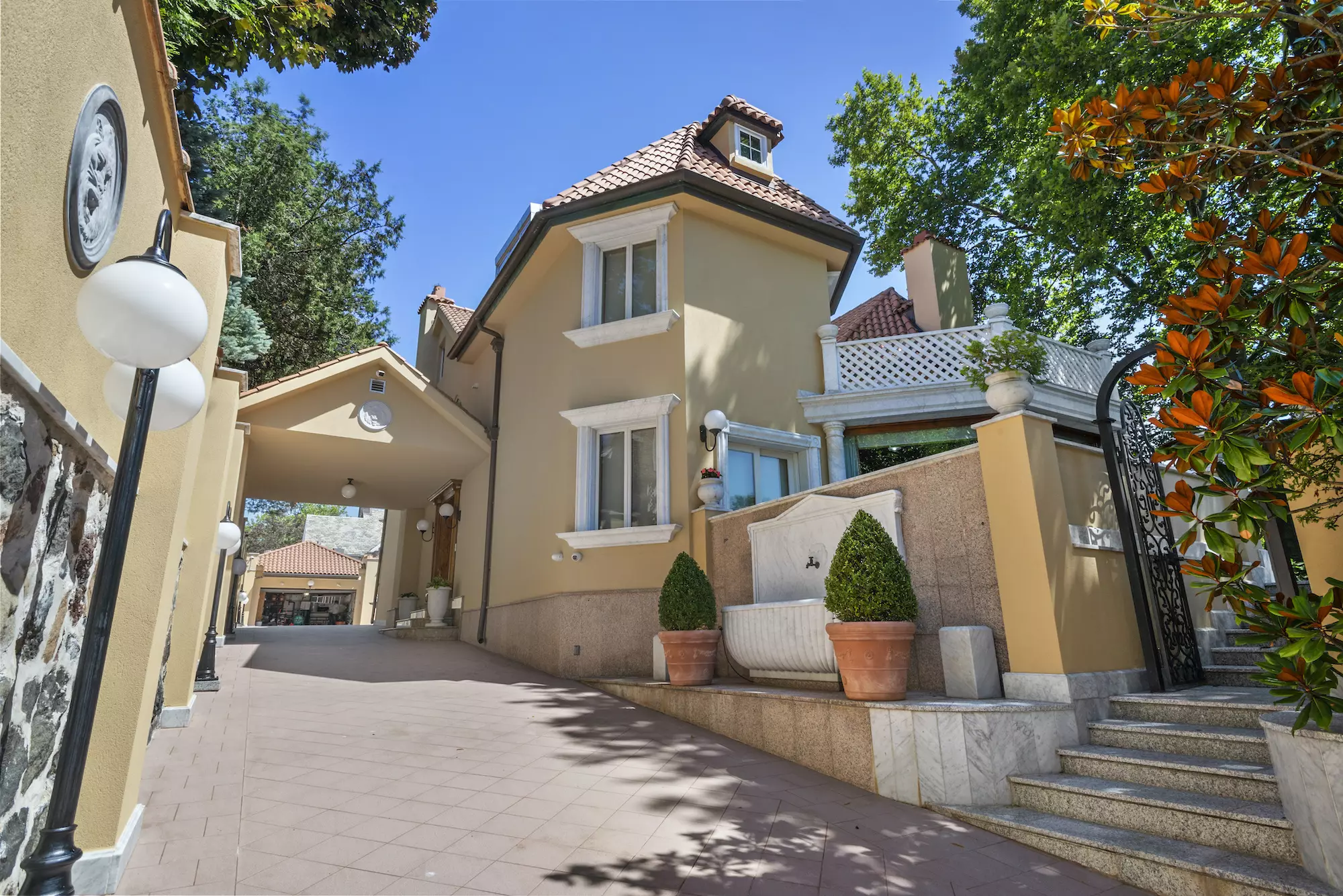 $ 11,2M Bay Ridge hearehûs hat Italjaanske vibes, in wetterslide, en in bûtenkeuken 6639_9