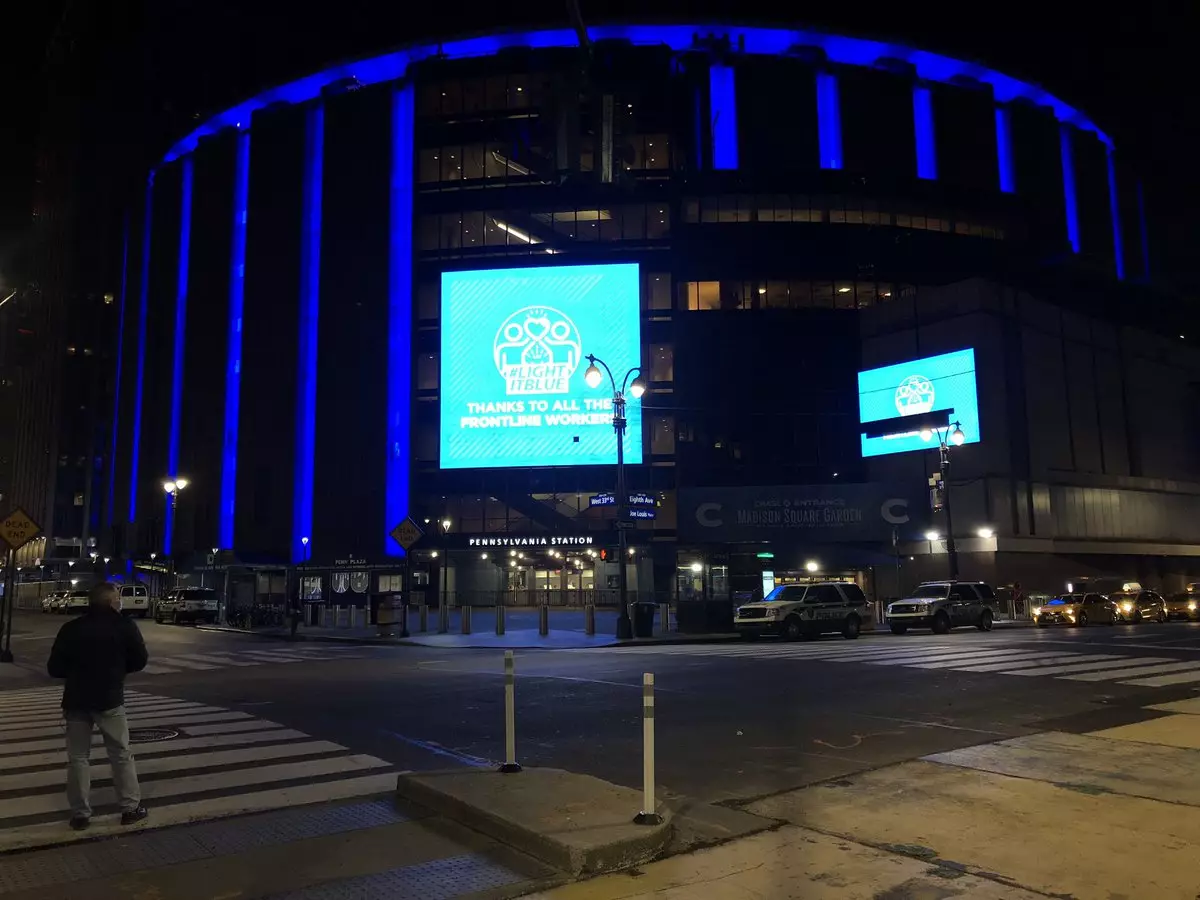 Vea los puntos de referencia de la ciudad de Nueva York que se vuelven azules en honor a los trabajadores esenciales 6659_2