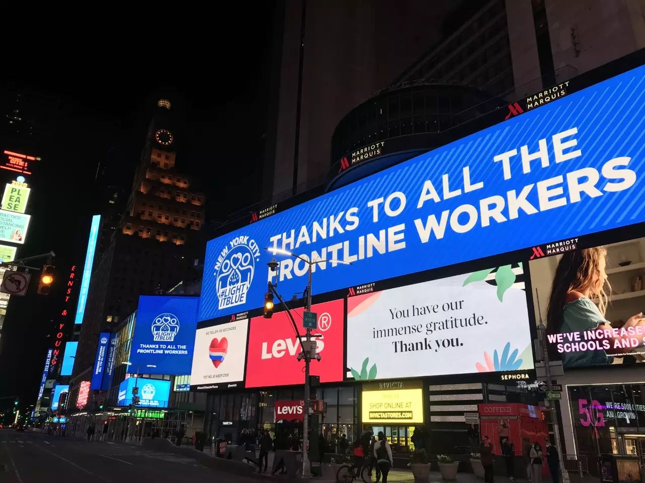 Pogledajte kako znamenitosti New Yorka postaju plave u čast najvažnijih radnika 6659_6