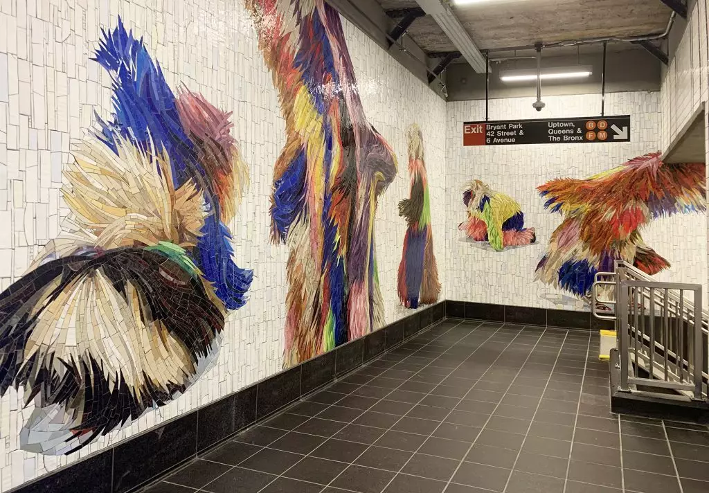 Barviti mozaiki 'Soundsuits' avtorja Nicka Cavea so razkrili na prehodu 42nd Street Shuttle