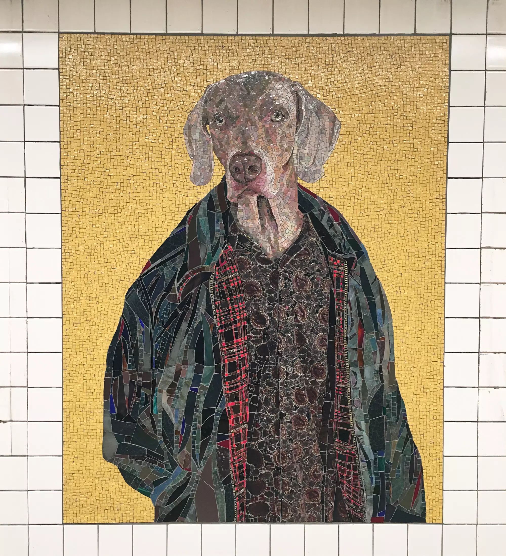 Sitasiyo ya 23 yumuhanda, William Wegman, imbwa za Weimaraner, MTA Arts for Transit, NYC metro art, mosaics