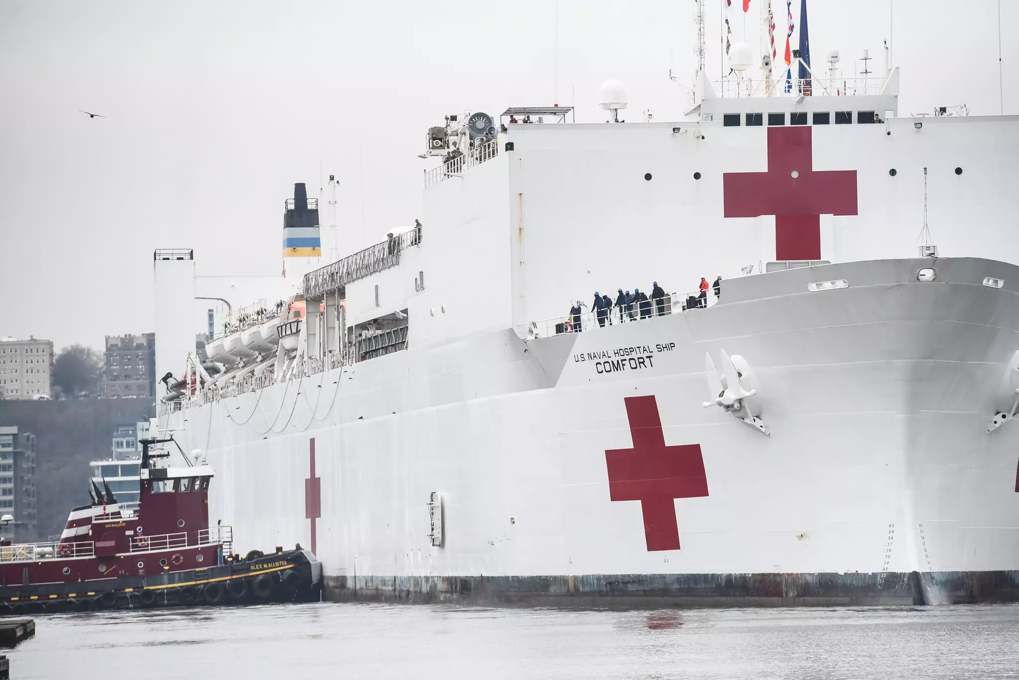 FOTO'S: USNS Comfort-hospitaalskip arriveer in NYC 6778_1