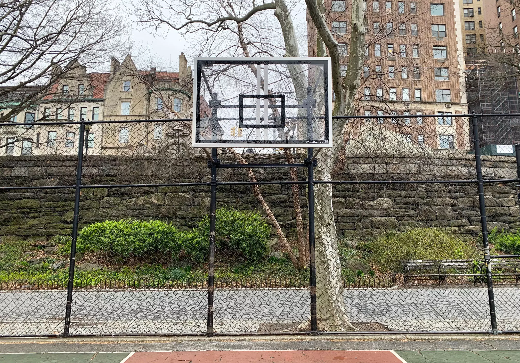 NYC mengeluarkan 80 gelung bola keranjang dari taman 6797_1