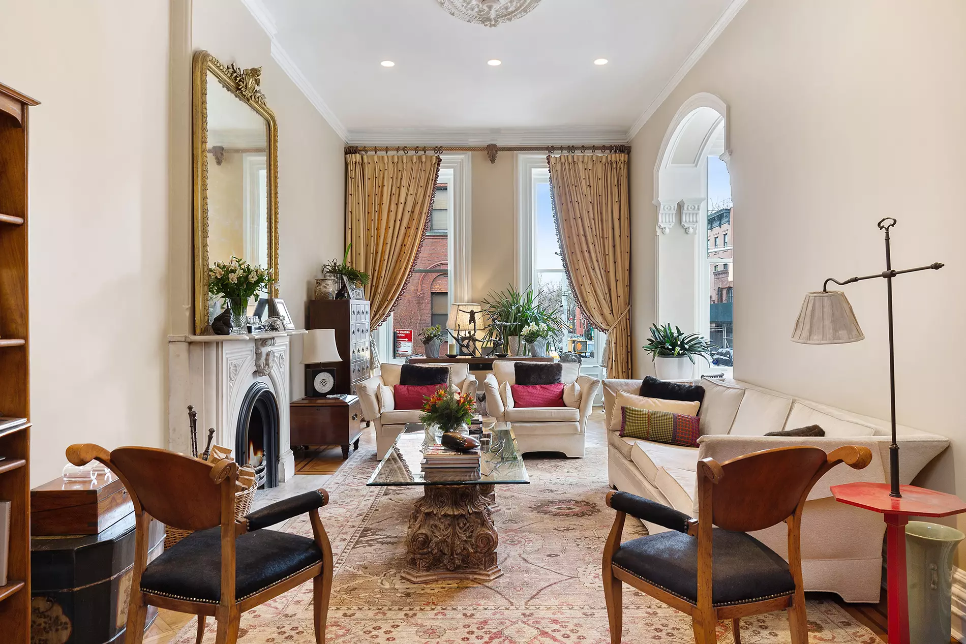 Shtëpia e qytetit Cobble Hill me stil evropian mund të jetë 'parajsa juaj e përkohshme' për 21 mijë dollarë në muaj 6804_1