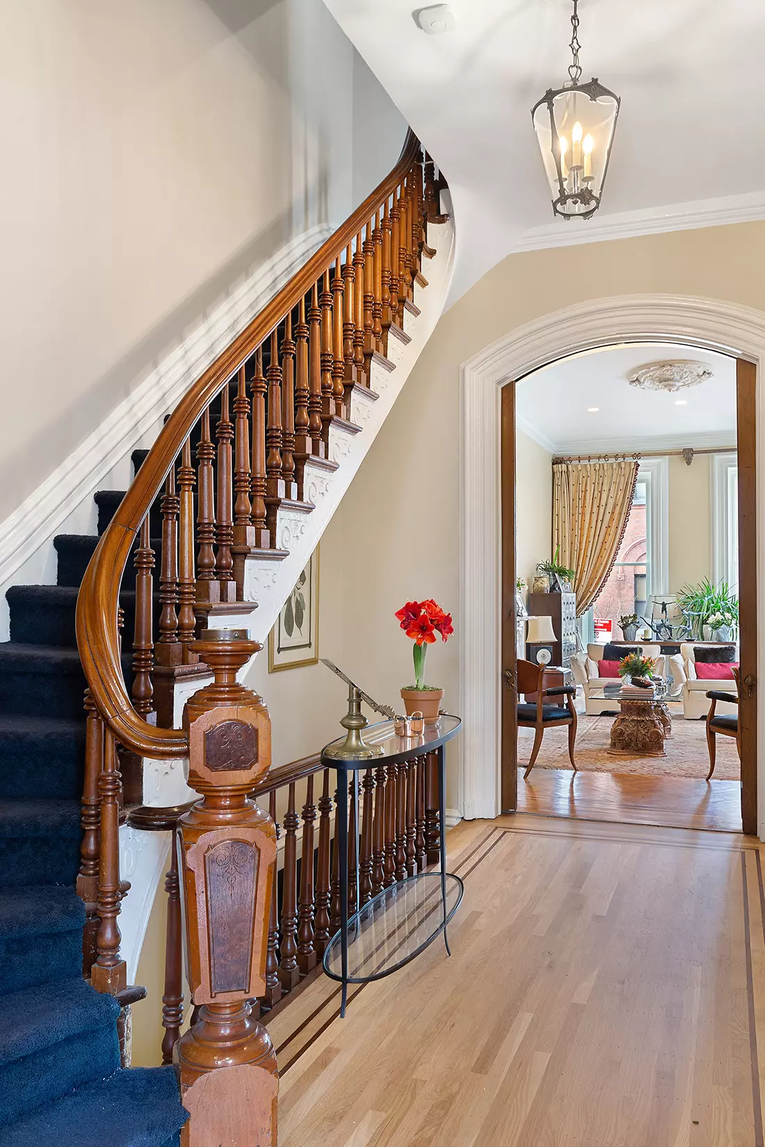 Shtëpia e qytetit Cobble Hill me stil evropian mund të jetë 'parajsa juaj e përkohshme' për 21 mijë dollarë në muaj 6804_2