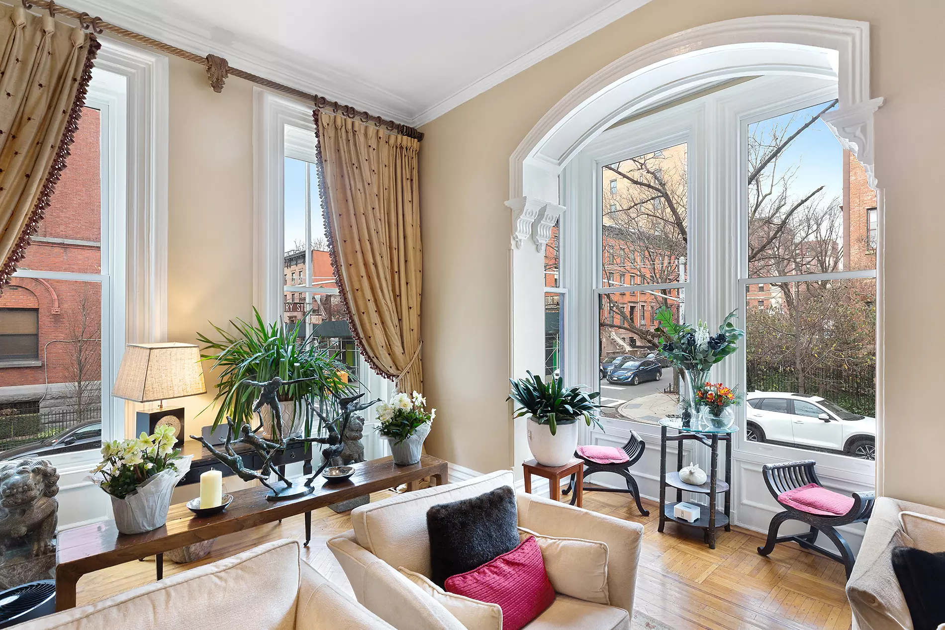 Shtëpia e qytetit Cobble Hill me stil evropian mund të jetë 'parajsa juaj e përkohshme' për 21 mijë dollarë në muaj 6804_3