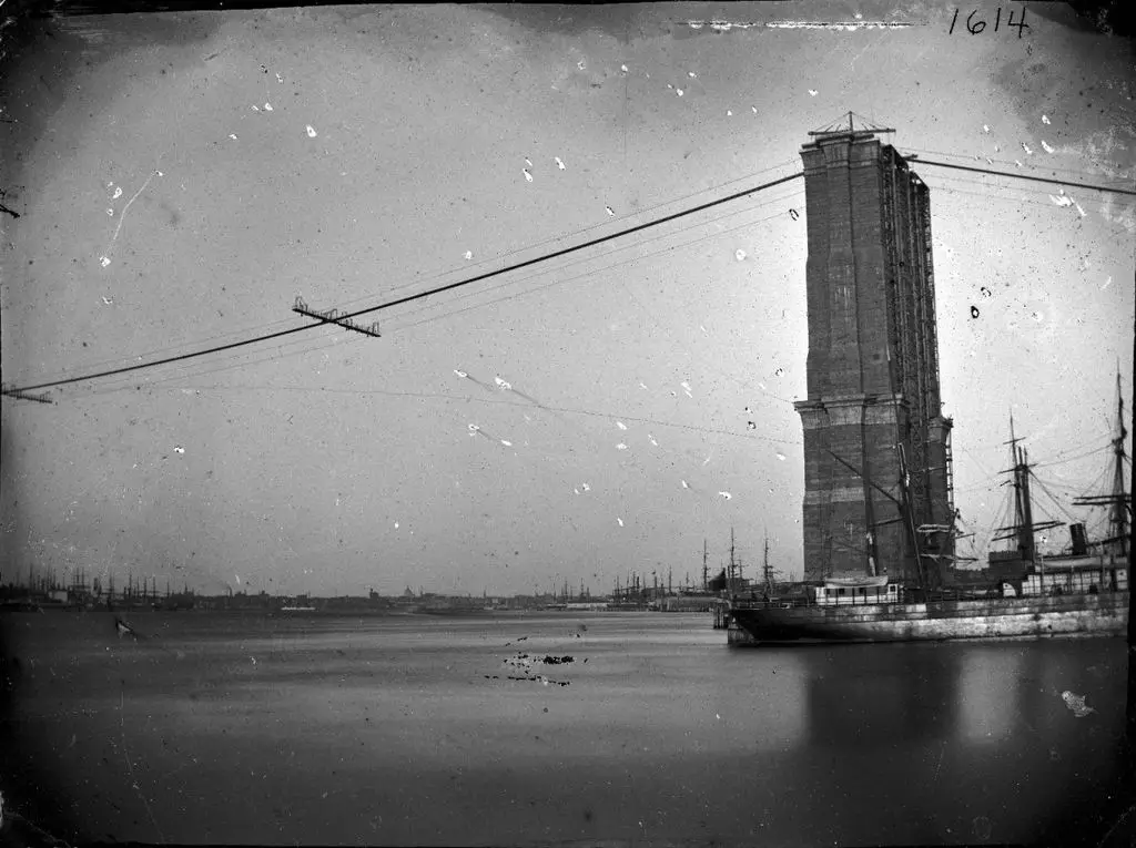Fotografija Brooklynskega mostu v gradnji iz 19. stoletja.