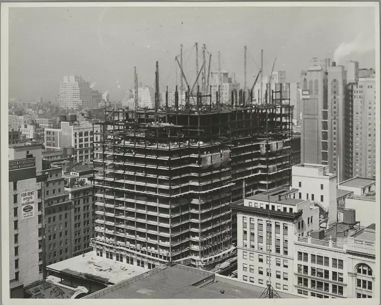Foto saka taun 1931 iki nuduhake Gedung Empire State nalika dhuwure mung 16 lantai.