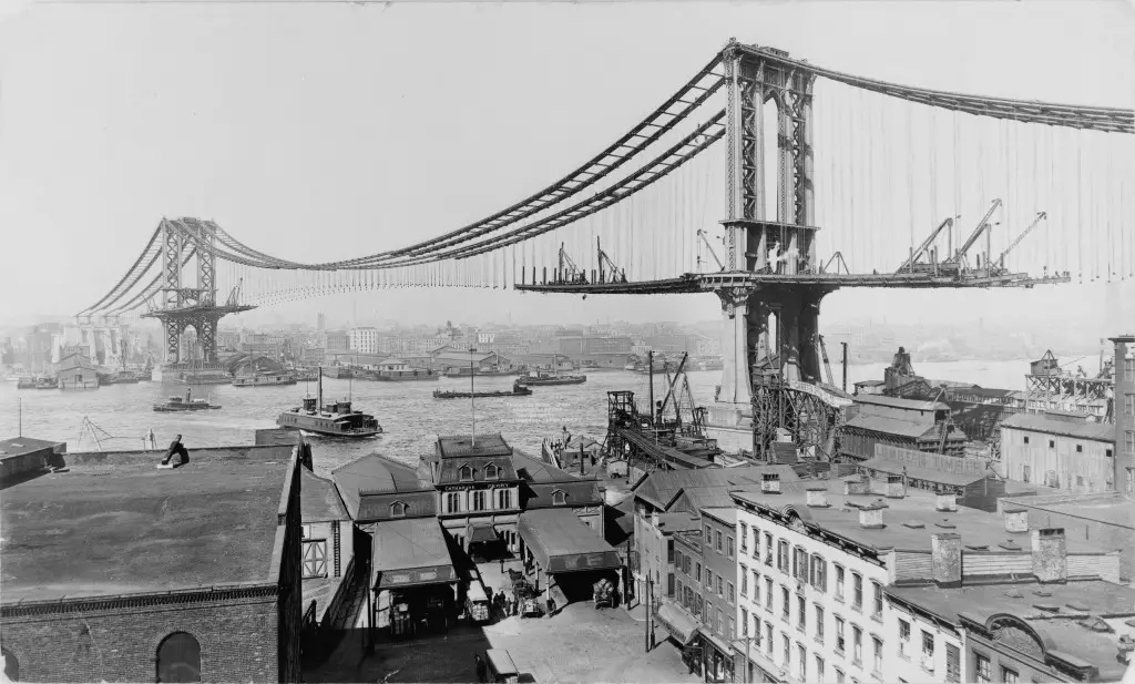 Þessi mynd frá 1909 sýnir Manhattan brú í byggingu.