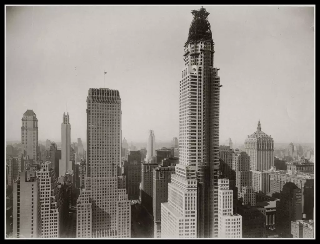 Esta hermosa foto muestra un edificio Chrysler casi completo.