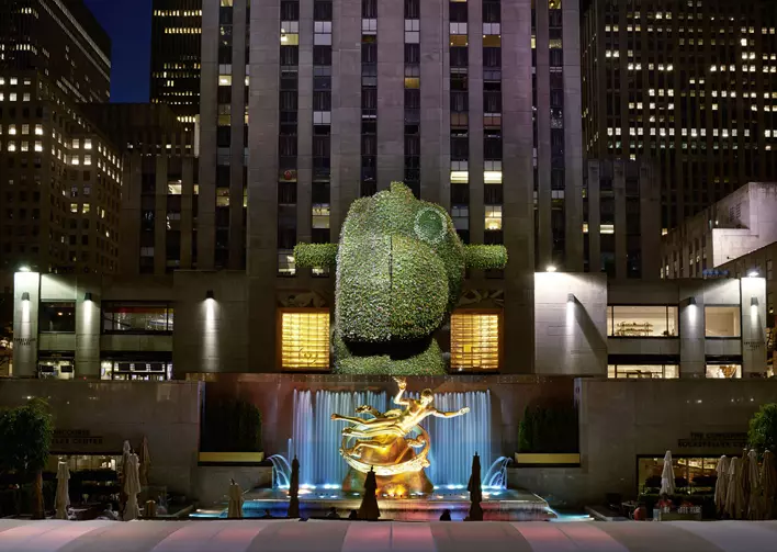 Patung Kepala Kuda Goyang Raksasa oleh Jeff Koons Going Up di Rockefeller Center