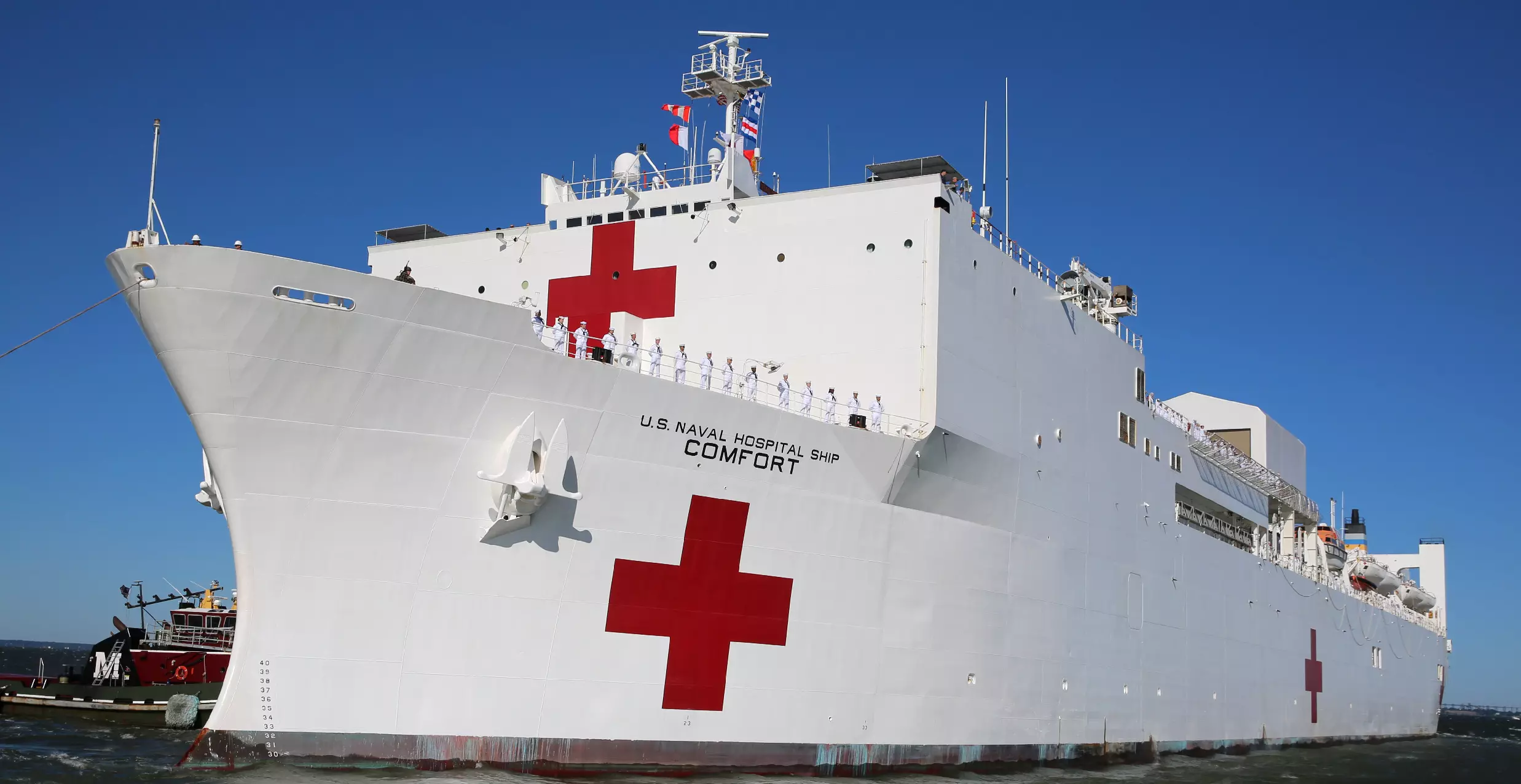 Un navire-hôpital de 1 000 lits arrive dans le port de New York 6879_1