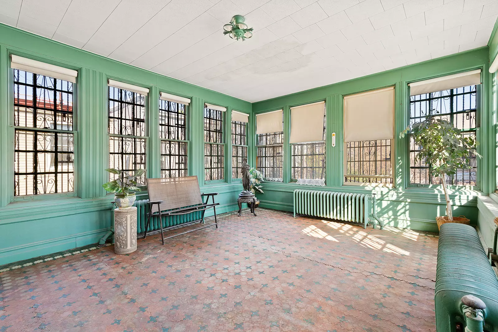 Toto voľne stojace sídlo v hodnote 2,7 milióna dolárov s nedotknutými detailmi sa nachádza v historickej budove Bushwick „Doctors' Row“ 688_12