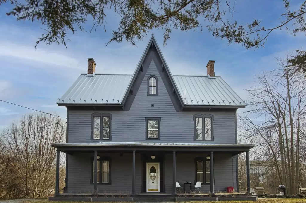 این خانه مزرعه گوتیک در بالای ایالت بازسازیشده توسط هنرمند با قیمت ۸۵۰ هزار دلار، دارای یک آپارتمان زیرزمینی و یک انبار است.