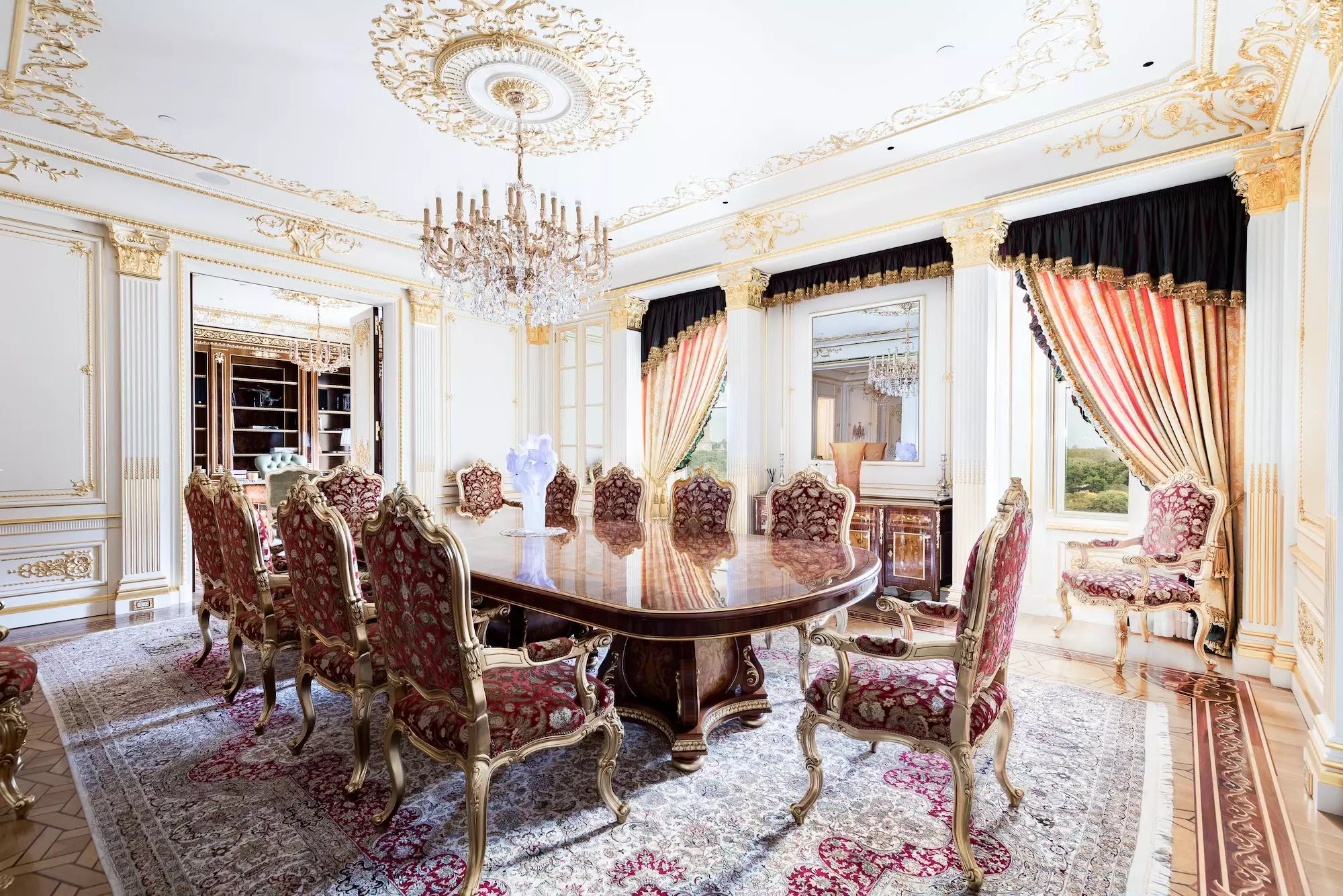 Bogata ruska porodica naplaćuje pozlaćeni stan na Plazi pun oniksa i kristala za 45 miliona dolara 7169_6