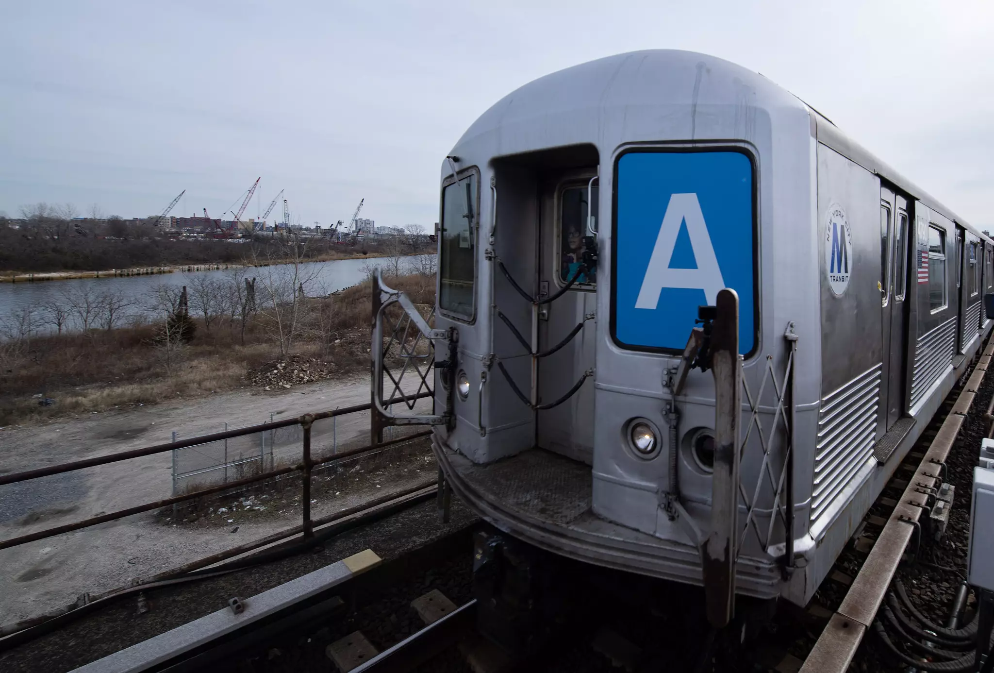 Vagoane de metrou R-42 de 50 de ani sunt în sfârșit pensionate 7190_1