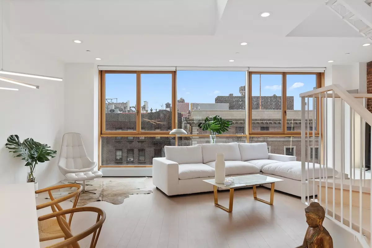 Ky apartament nën çati prej 1,9 milionë dollarësh në Harlem vjen me një studio në katin e parë, një tarracë çati dhe aspirata të larta 7206_1