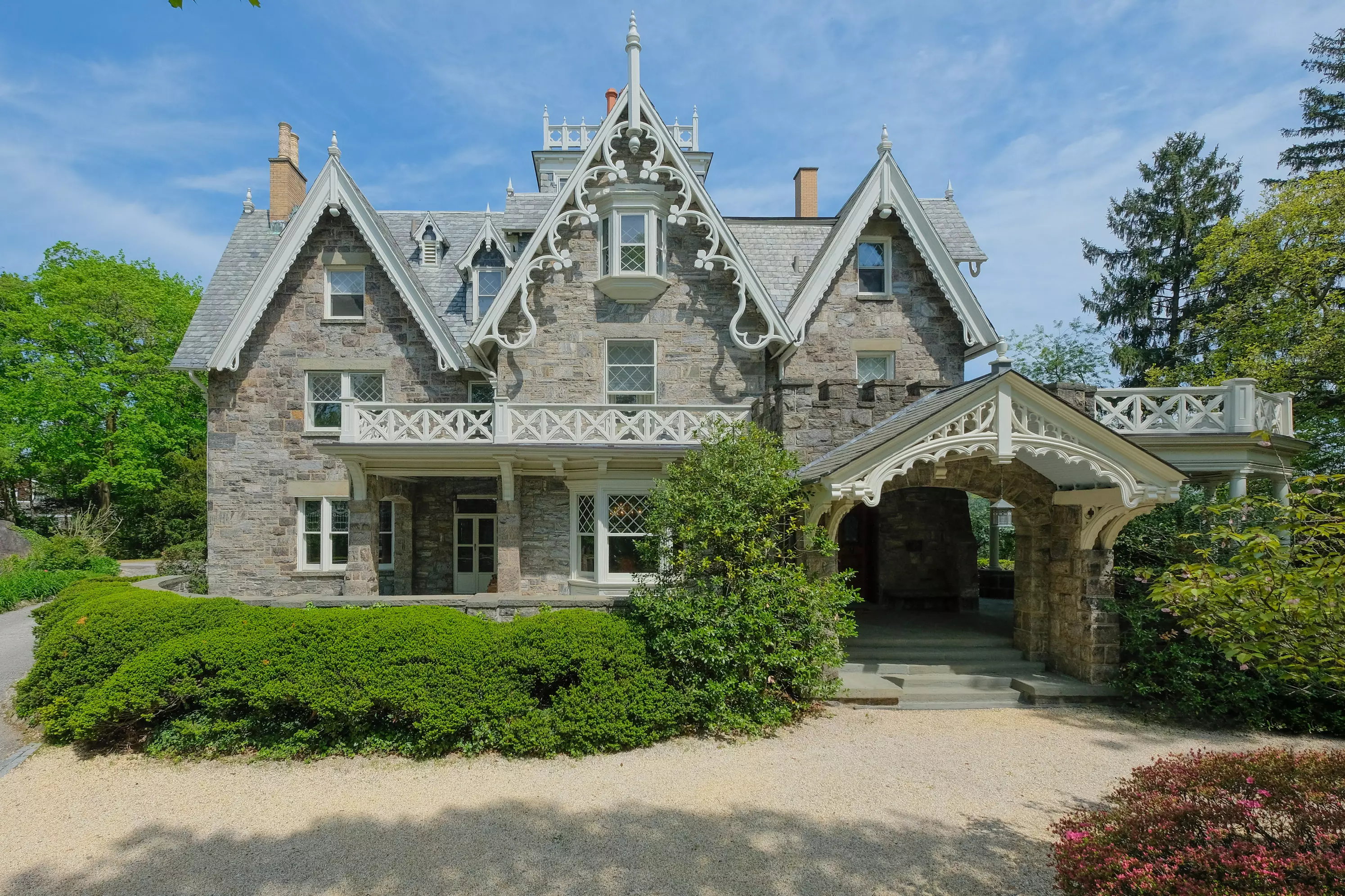 Цей будинок у стилі Westchester Gothic Revival має 6 камінів, вікна Тіффані та краєвиди на горизонт Нью-Йорка за 3,5 млн доларів. 7354_1