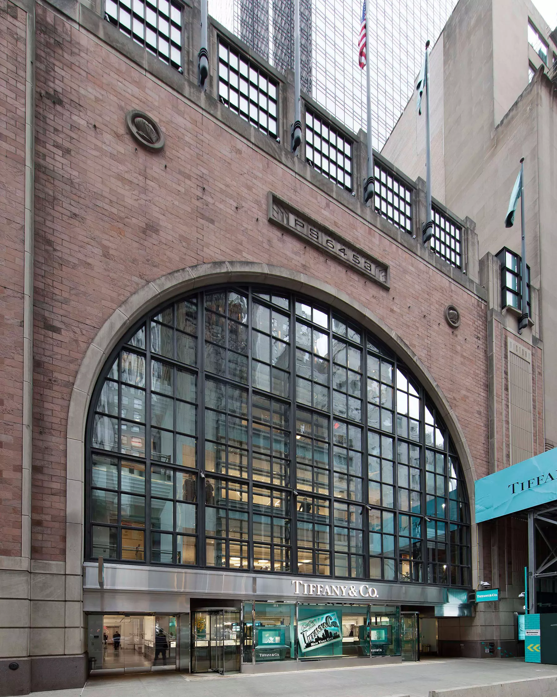 Tiffany & Co. переезжает во временное помещение по соседству со знаменитым флагманским магазином на Пятой авеню. 7450_5