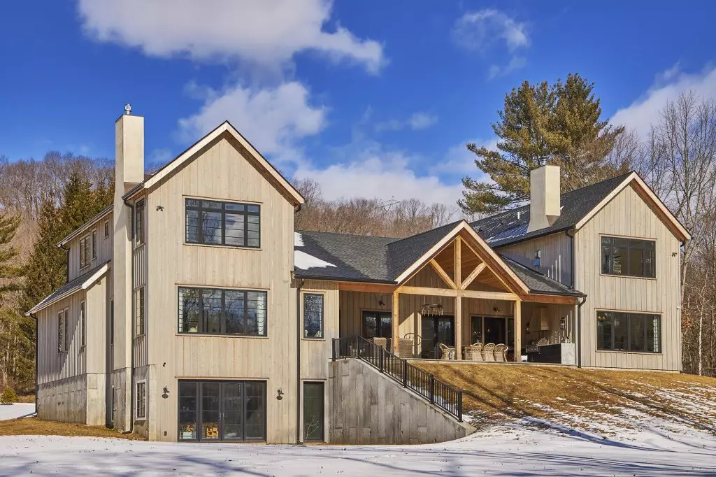 $4.25M modernong farmhouse sa Hudson Valley ay ganap na nilagyan ng 40 ektarya ng lupa
