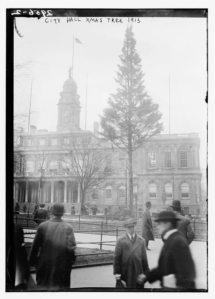 Поглед назад към осветлението на коледната елха в кметството, отминала традиция в Ню Йорк 7599_1