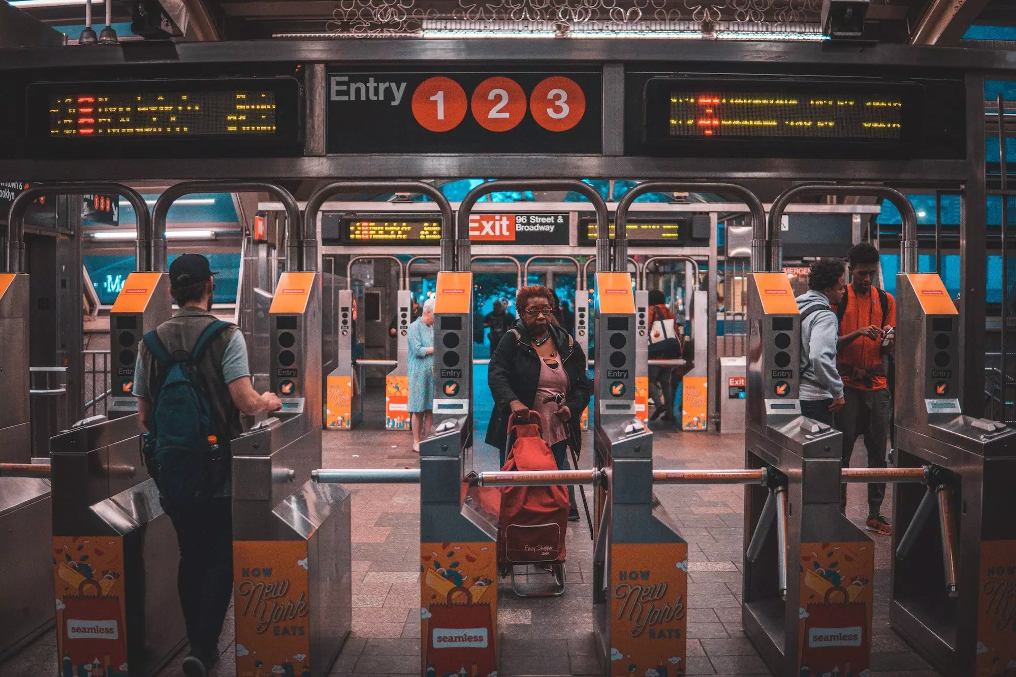 Visiems reikalavimus atitinkantiems mažas pajamas gaunantiems niujorkiečiams kitą mėnesį bus prieinamos pusės kainos „MetroCards“. 7605_1