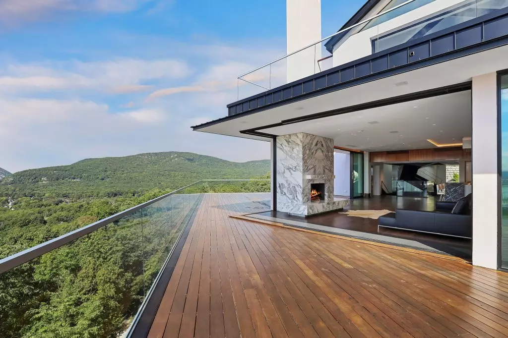 Uživajte u pogledu na rijeku Hudson s konzolne terase iznad drvoreda u ovoj kući vrijednoj 6,3 milijuna dolara