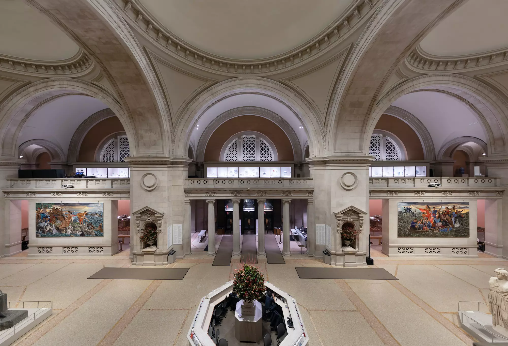 نقاشی های دیواری جدید هنرمند کنت مانکمن در The Met گذشته استعماری منهتن را دوباره بررسی می کند. 7628_1