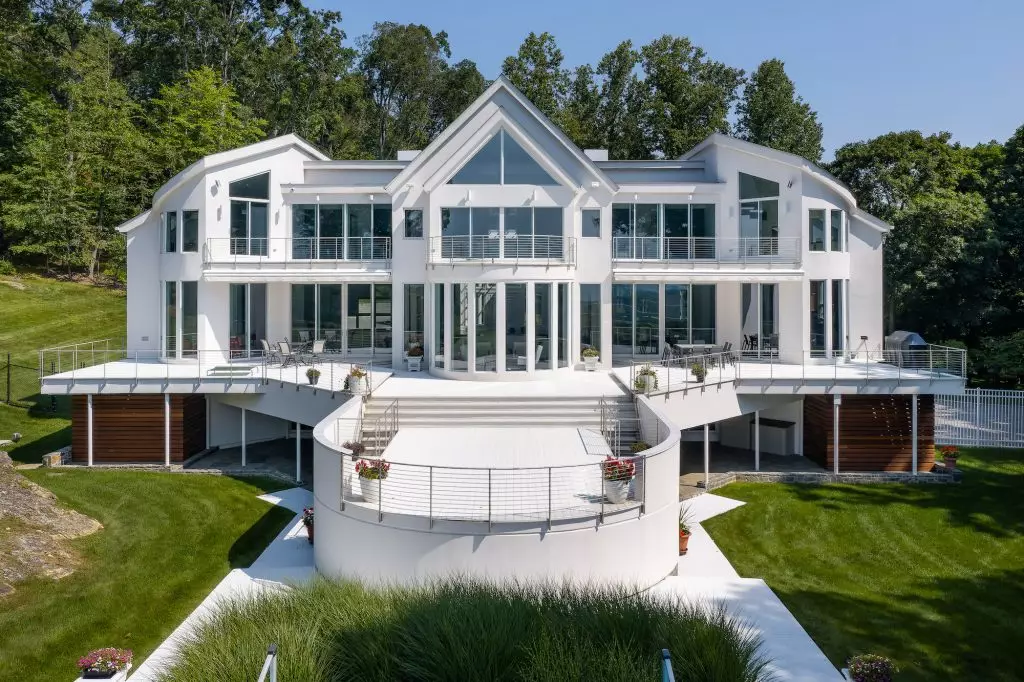 Architektov dom so sklenenými stenami na kopci v Hudson Valley si pýta 5,9 milióna dolárov