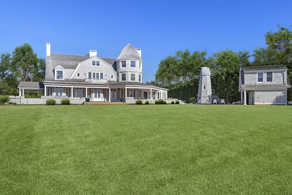 $17.5M جو اڳوڻو شڪار لاج هڪ Hamptons retreat آهي جنهن ۾ هر شيءِ شامل آهي، حتي هڪ پراڻي اسڪول ونڊ مل
