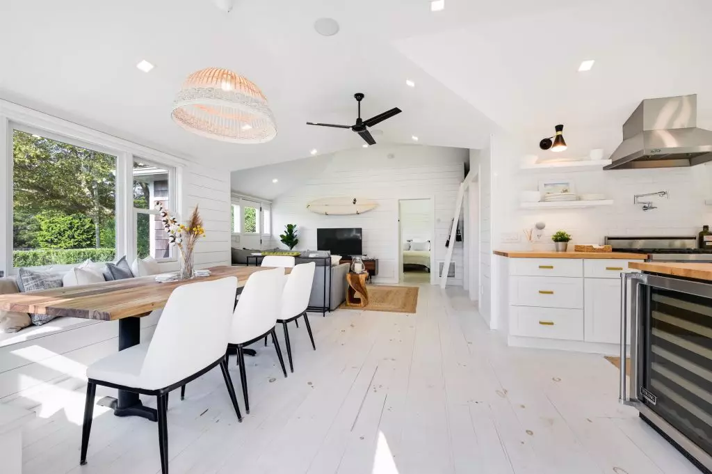 Beachy bungalow i Montauk har modern interiör och söt bakgård för $1,7 miljoner
