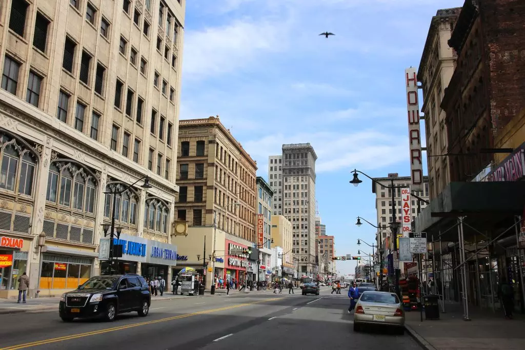 NYC a Newark se dohodly na dočasném pozastavení kontroverzního programu přemisťování bezdomovců